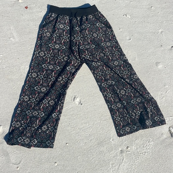 Max Studio | Pants & Jumpsuits | Max Studio Black White Blue Red Flower ...